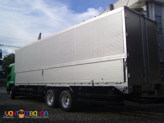 10" wheeler HOWO Sinotruk Wing Van 371hp (32ft)