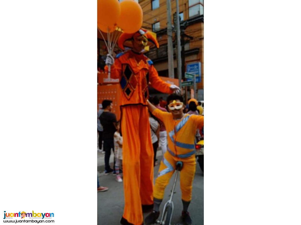 Street performers, stilt walker, juggler, unicycle, mime