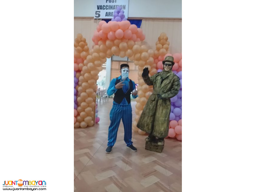 Street performers, stilt walker, juggler, unicycle, mime