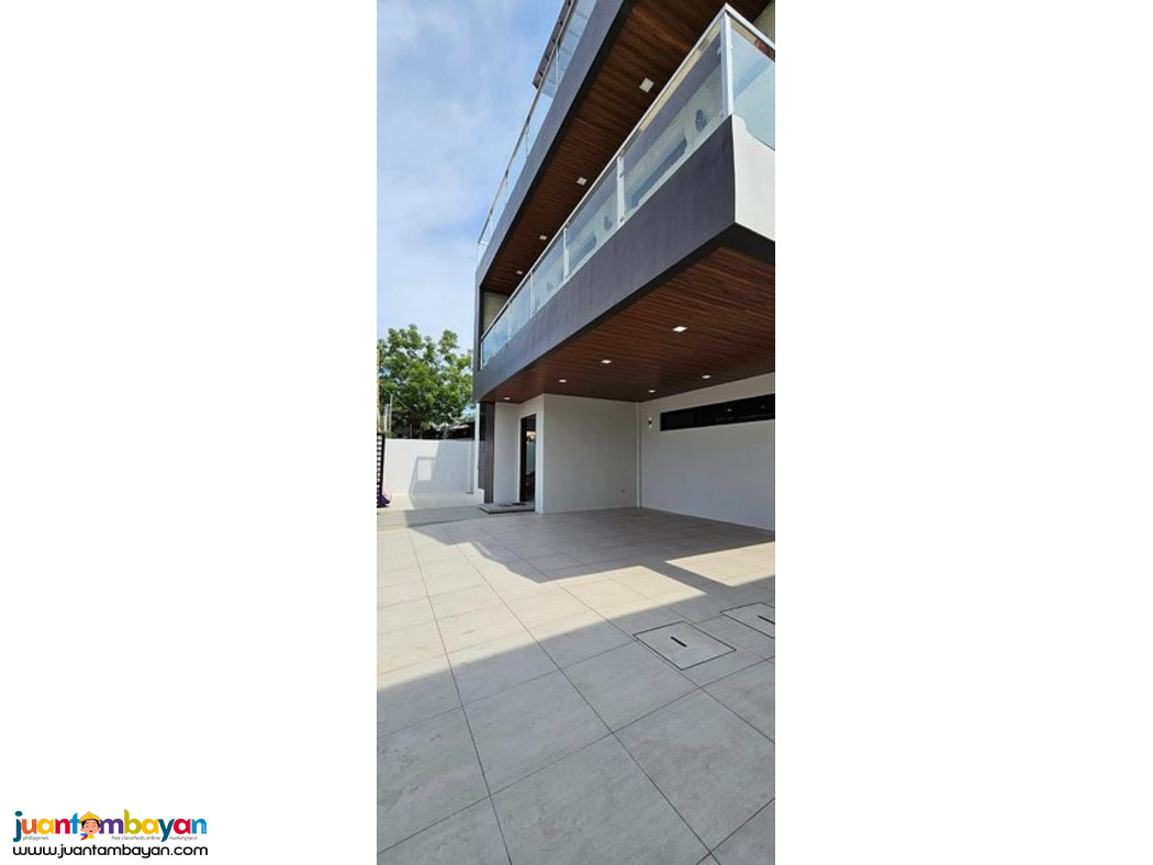 ROYALE ESTATES HOUSE WITH POOL INSIDE HIGH END SUBDIVISION