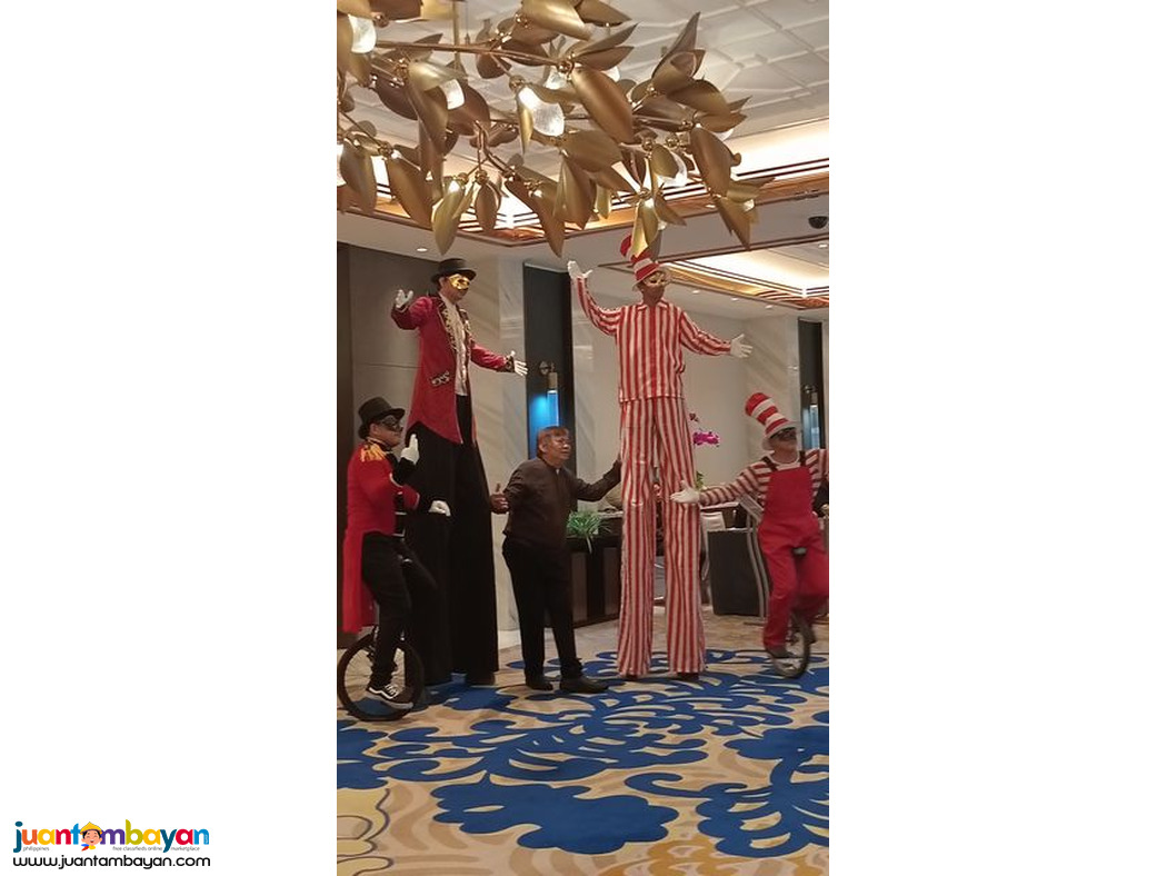 Christmas Party Entertainment, acrobatics show, stilt walker, juggler